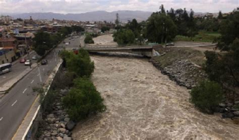 Arequipa evalúan cerrar puentes ante crecida del río Chili