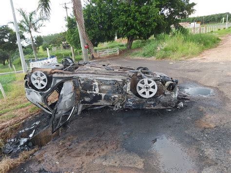 Motorista fica ferido após carro capotar e pegar fogo em vicinal São