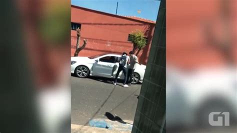 Vídeo flagra criminosos armados assaltando médico no Centro de Teresina