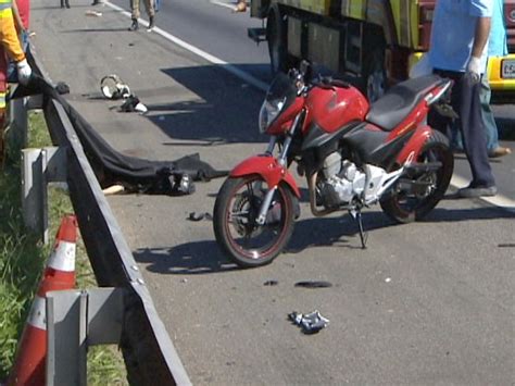 G1 Casal morre atropelado na Via Dutra após cair de moto em Taubaté