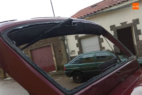 Una fuerte granizada provoca daños en vehículos y viviendas en Pereña