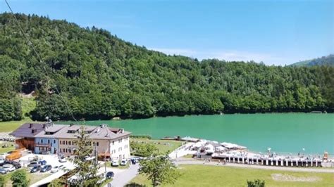 Si tuffa dal pedalò e non riemerge più 17enne scompare nel lago di