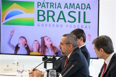 Reunião ministerial de Bolsonaro assista ao vídeo na íntegra e leia