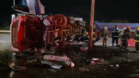 Carreta de areia tomba e interdita o Anel Rodoviário no bairro São
