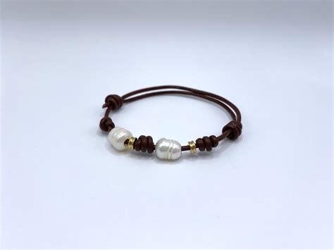 Pulsera De Cuero Y Perlas De Agua Dulce Betty Oops