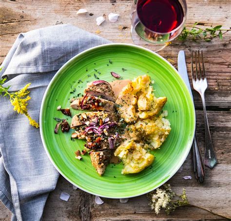 Kycklingfiléer i ugn med krossad potatis och gräddsås Landleys Kök