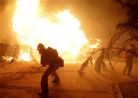 G1 Mundo NOTÍCIAS incêndio bombeiros expulsam moradores de