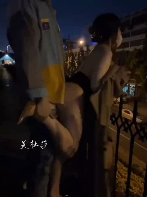 美杜莎 on Twitter 极品女友美杜莎发骚想要了 忍不住全裸披着大衣去找陌生路人求操 骚货太魅了走到路人前直接解开大衣 露出诱人的
