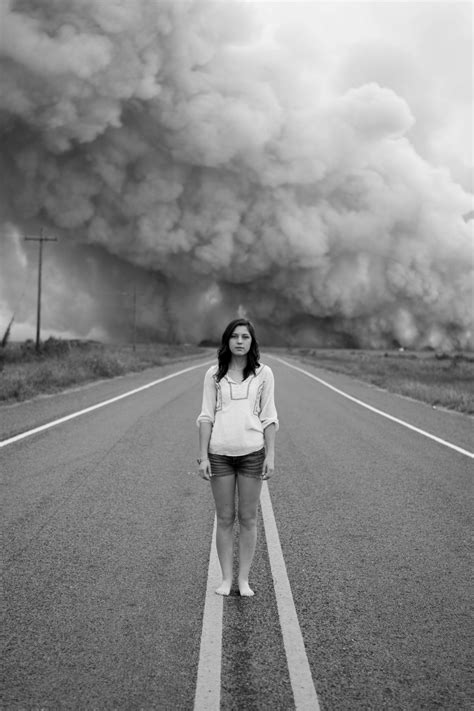 Fotos gratis nube en blanco y negro mujer la carretera fotografía