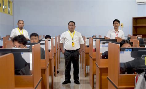 Rektor Tinjau Ujian Seleksi Mandiri Unimed Tahun 2023 Universitas