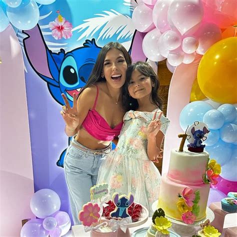 Ana Castela abre álbum da família e resgata fotos da infância no Dia