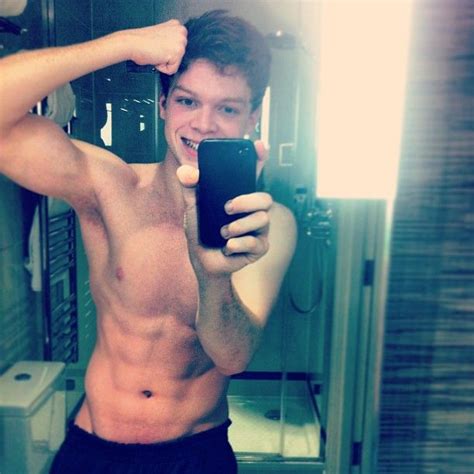 Cameron Monaghan Bathroom Selfie Schauspieler Promis Junge M Nner