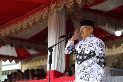 Pimpin Upacara Peringatan Hari Guru Nasional PGRI Dan KORPRI Di