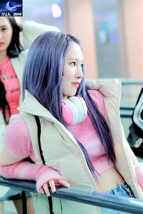 MiaMoon on Twitter 230324 인천공항 출국 HD 4pics EVERGLOW twt EVERGLOW