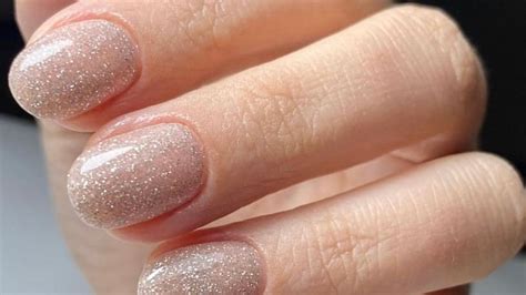 La Manicure Del Mese A Marzo Le Unghie Naked Si Vestono Di Glitter