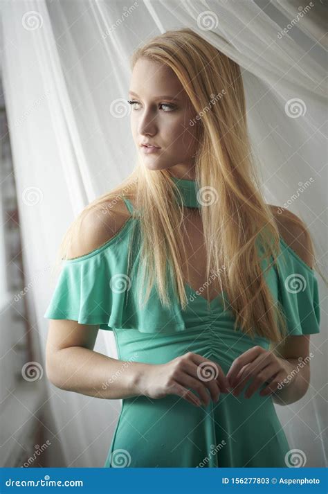 De Belles Poses Pour Adolescentes Blondes En Studio HabillÃes De