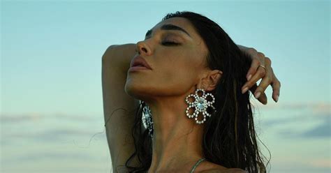 Belén Rodriguez più sensuale che mai il selfie in topless