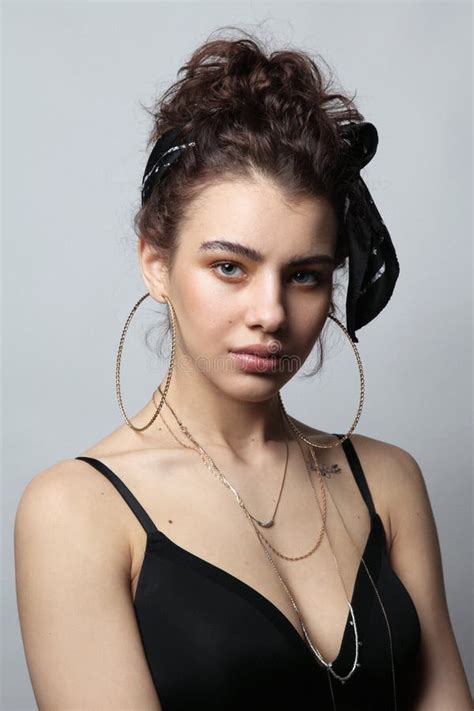70 030 Photos De Fille Avec Des Boucles D Oreille Photos De Stock