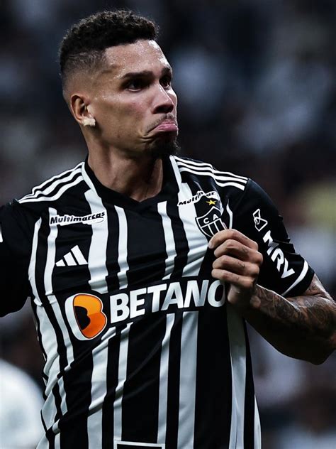 Alvo de intolerância religiosa como Paulinho se iniciou no candomblé
