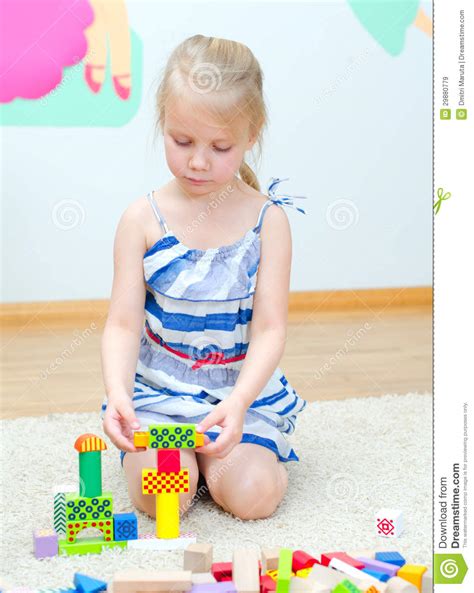Menina Bonito Que Joga Blocos De Apartamentos Imagem De Stock
