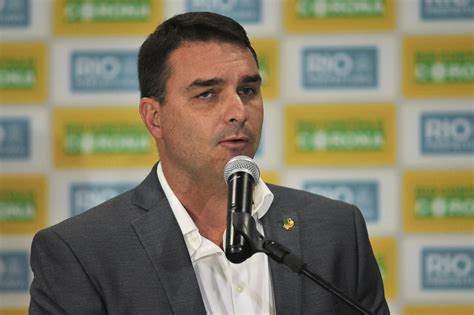 Flávio Bolsonaro é intimado pelo MPF para depor no caso dos supostos
