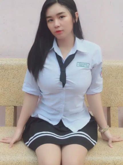 Sở hữu khuôn ngực hơn 1m hot girl mặc đồ bơi hờ hững thả thính khiến