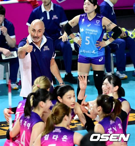 사진 데뷔전 갖는 흥국생명 아본단자 감독 선수들 향해 엄지척 스포탈코리아