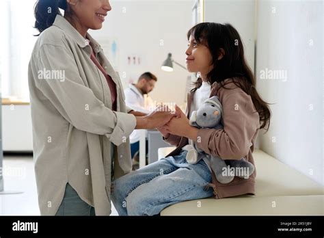Une Jeune Maman Tient Les Mains Avec Sa Fille Et La Soutient Lors De Sa