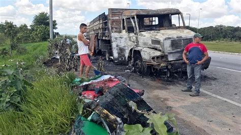 Caminh O Carga De Tinta Fica Destru Do Ap S Pegar Fogo Na Br Na