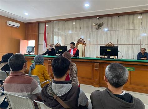 Tertangkap Tangan Buang Sampah Sembarangan 10 Warga Bandung Jalani