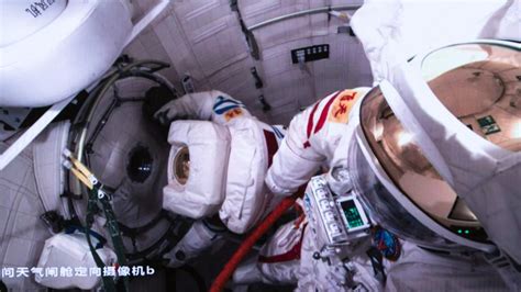 Tripulación de Shenzhou 17 completa primera caminata espacial Spanish