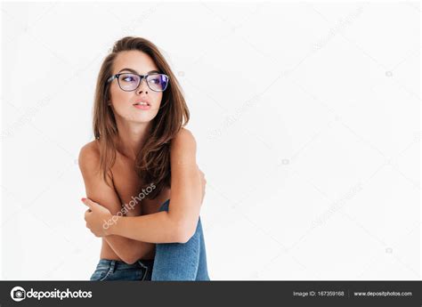 Misterio Mujer Semidesnuda En Gafas Sentada Y Mirando Hacia Otro Lado