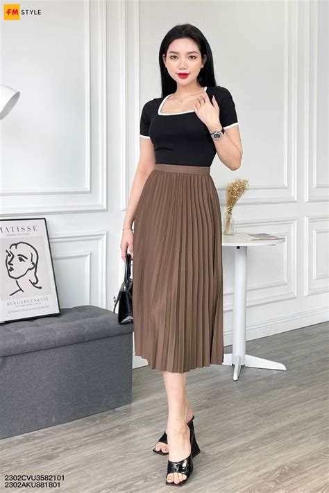 Kết hợp chân váy xếp ly dài phối áo gì đẹp để tạo phong cách ấn tượng