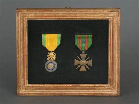 MÉDAILLE MILITAIRE CROIX de guerre Légion d Honneur Cadre en bois 1870