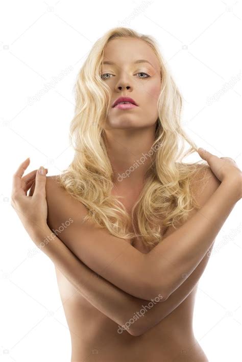 Hübsches blondes Mädchen mit nacktem Oberkörper und verschränkten Armen