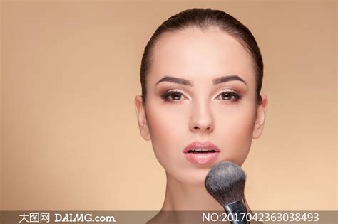 妆容美女人物与化妆用毛刷高清图片 大图网图片素材