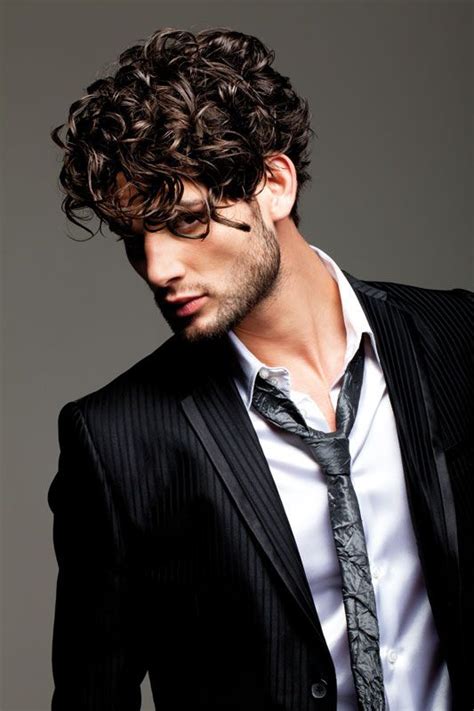 Cheveux bouclés homme Men Haircut Styles Long Hair Styles Men Hair