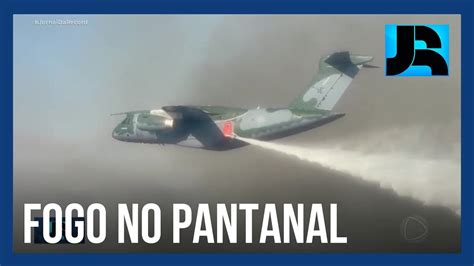 Avião da FAB despeja água precisão nos focos de incêndios no