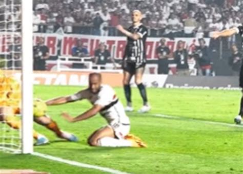 Novo ângulo aumenta polêmica sobre possível toque de mão de Lucas em