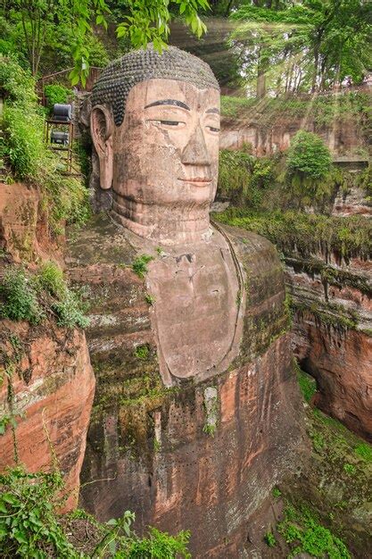 El Buda Gigante De Leshan Es Una Estatua De Piedra De 71 Metros De