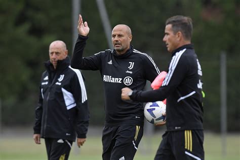 La Juve Si Allena Allegri Sereno Tra Sorrisi E Palleggi