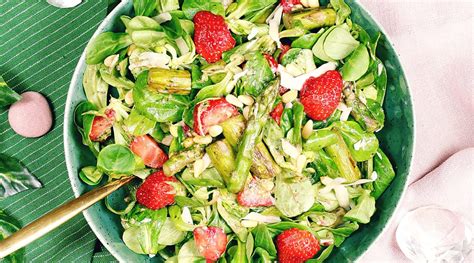 Feldsalat mit grünem Spargel und Erdbeeren Genuss des Lebens