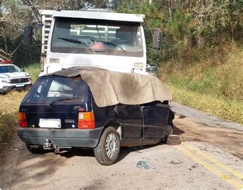 Acidente entre carro e caminhão deixa três mortos na MG 135 Jornal