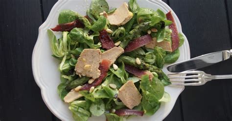Salade périgourdine au foie gras asperges et magret fumé