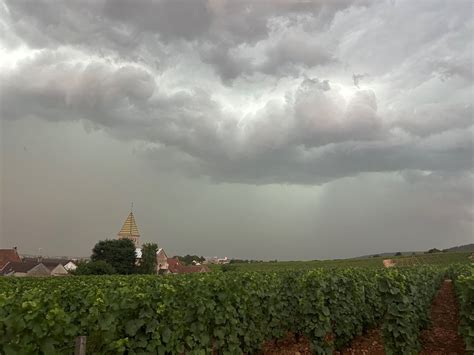 Météo Pluies diluviennes grosses rafales de vent et grêlons énormes