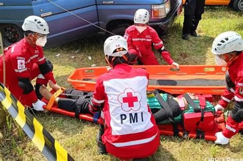 Kisah Heroik Para Relawan PMI Menerobos Banjir Dan Selamatkan Warga