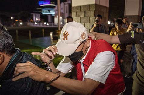 FOTO Mantan Direktur Pengembangan Usaha PT Bukit Asam Tbk Ditetapkan