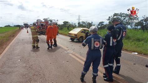 Colisão entre veículos deixa uma pessoa morta e três feridos veja o