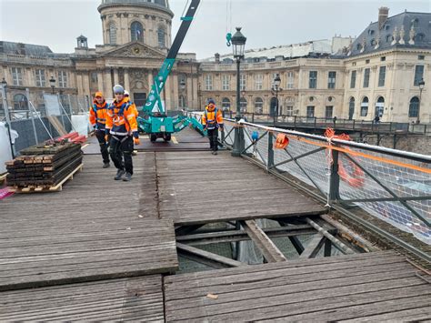 Paris les travaux sur le pont des Arts démarrent enfin