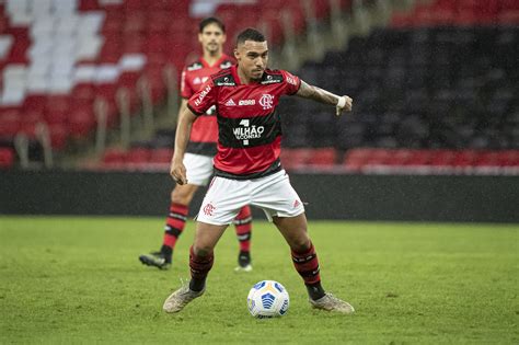 Matheuzinho Recebe Proposta De Dois Clubes Ingleses Mas Flamengo